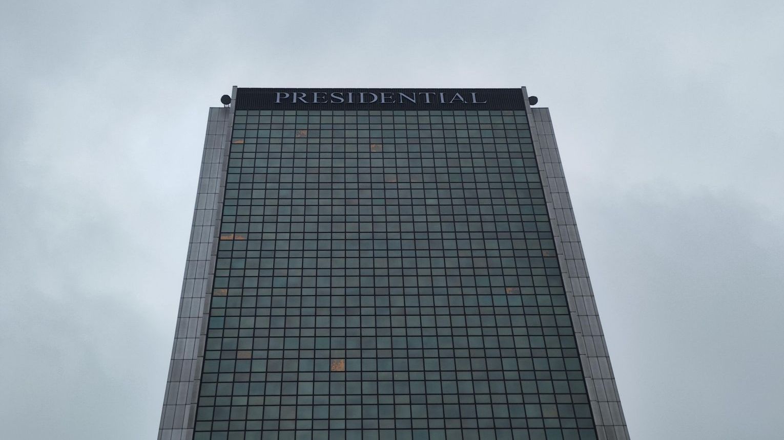 24-letni Francuz wspiął się na szczyt Hotelu Presidental w centrum Warszawy