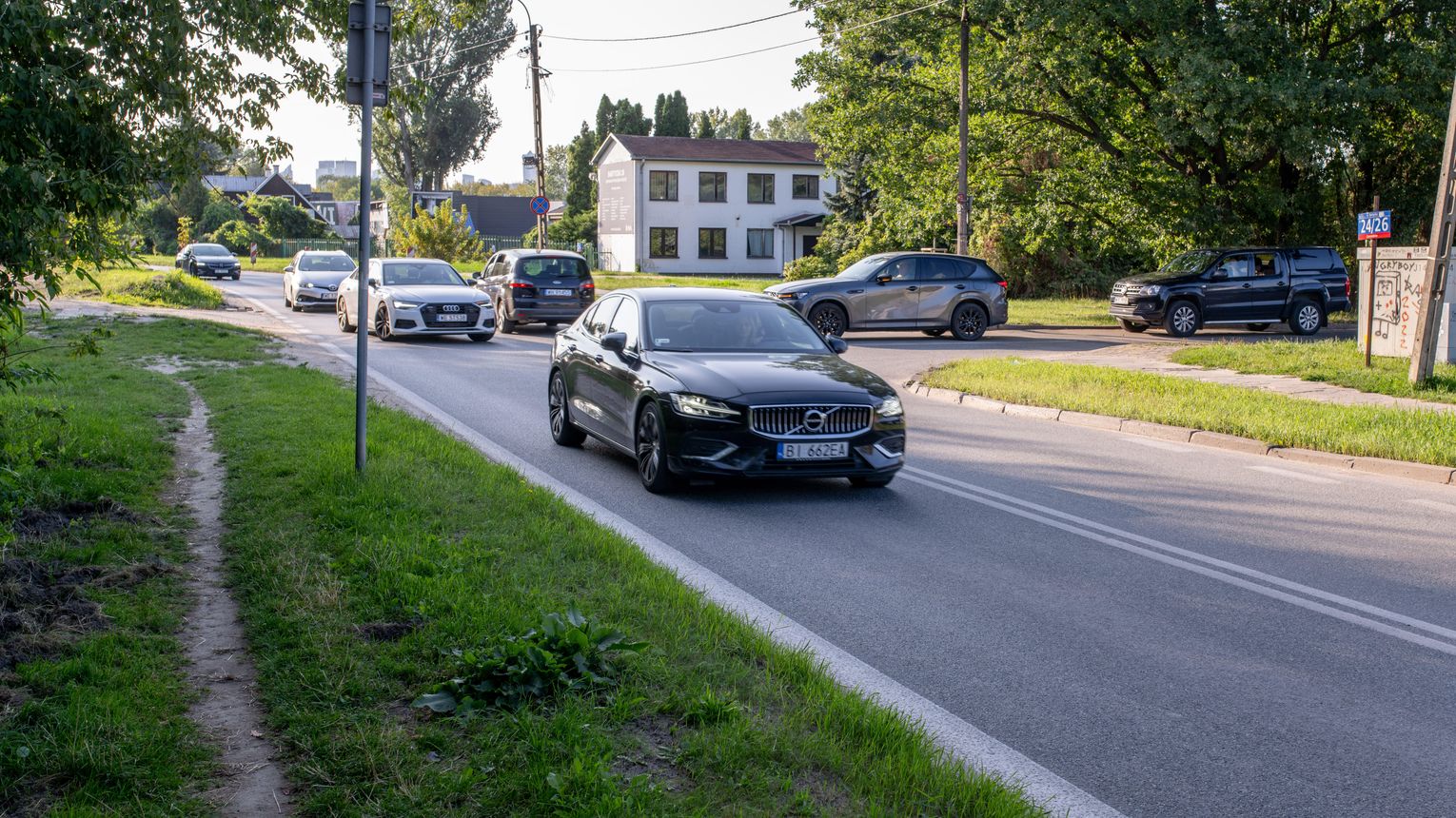 Do Kopca Powstania Warszawskiego dojdziesz poboczem, a dojedziesz przez ...