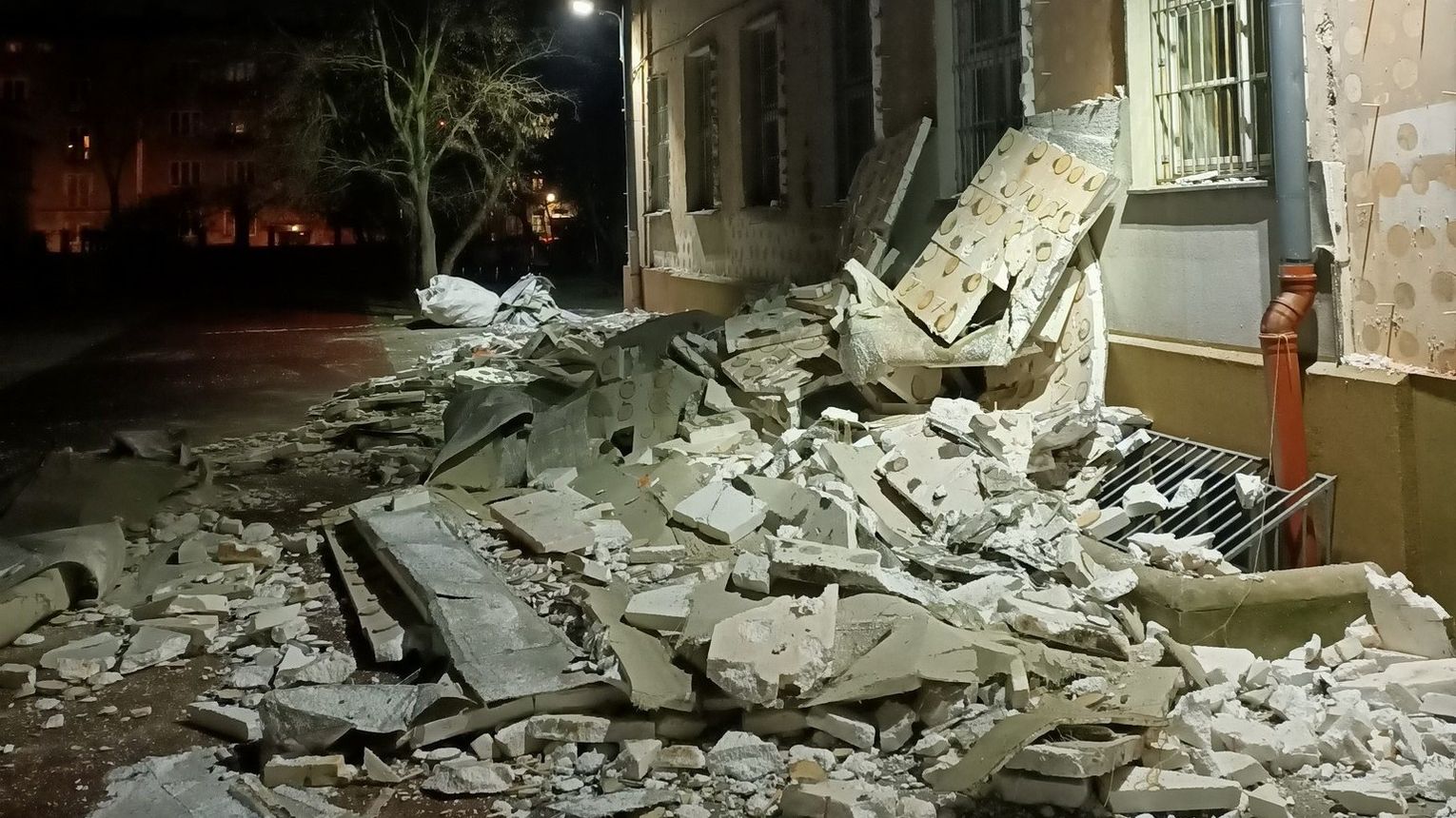 Fuszerka w liceum na Pradze-Północ. Z budynku odpadła termoizolacja, bo ...