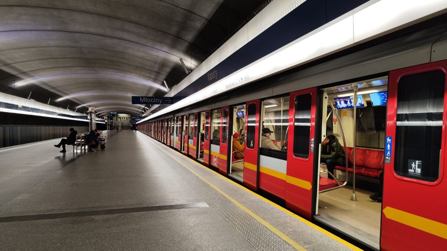 Metro nie kursuje. Zamknięta stacja Kabaty. „Pozostawiony bagaż”