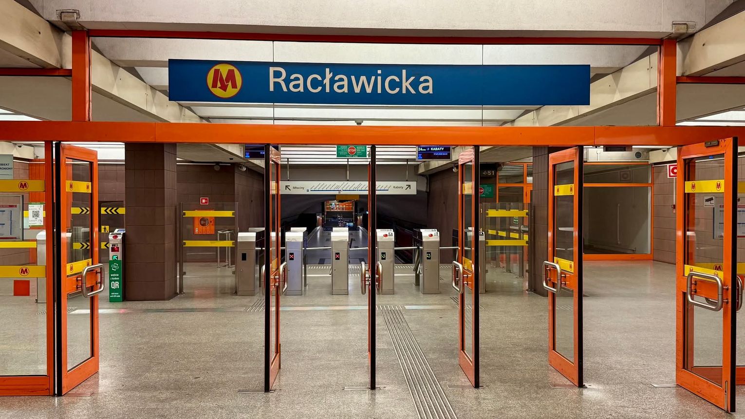 Metro w Warszawie jeździ na całej trasie. Uruchomiono stację Racławicka