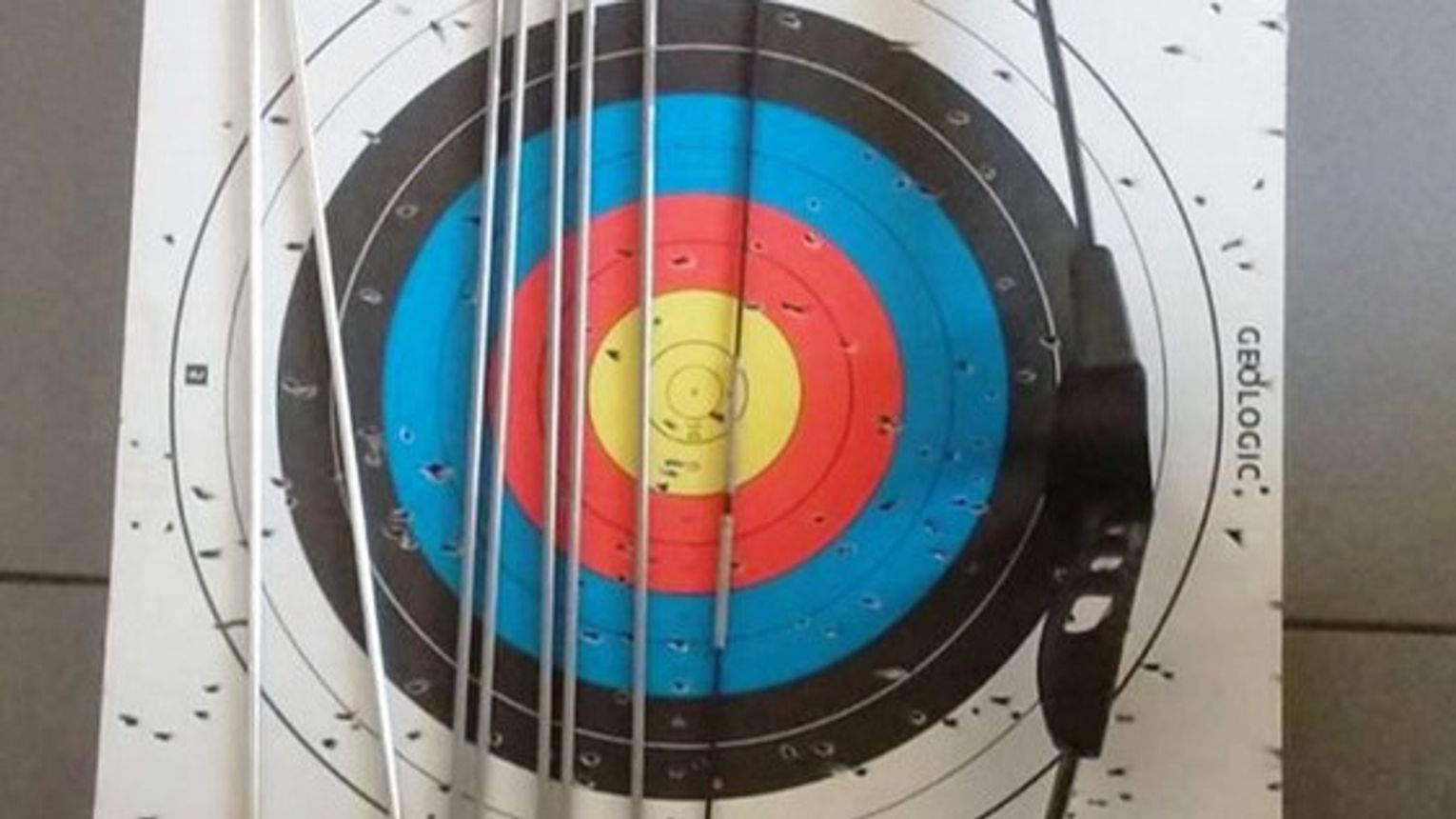 Ze strzałą w kolanie trafił do szpitala. Łucznik celował w tarczę